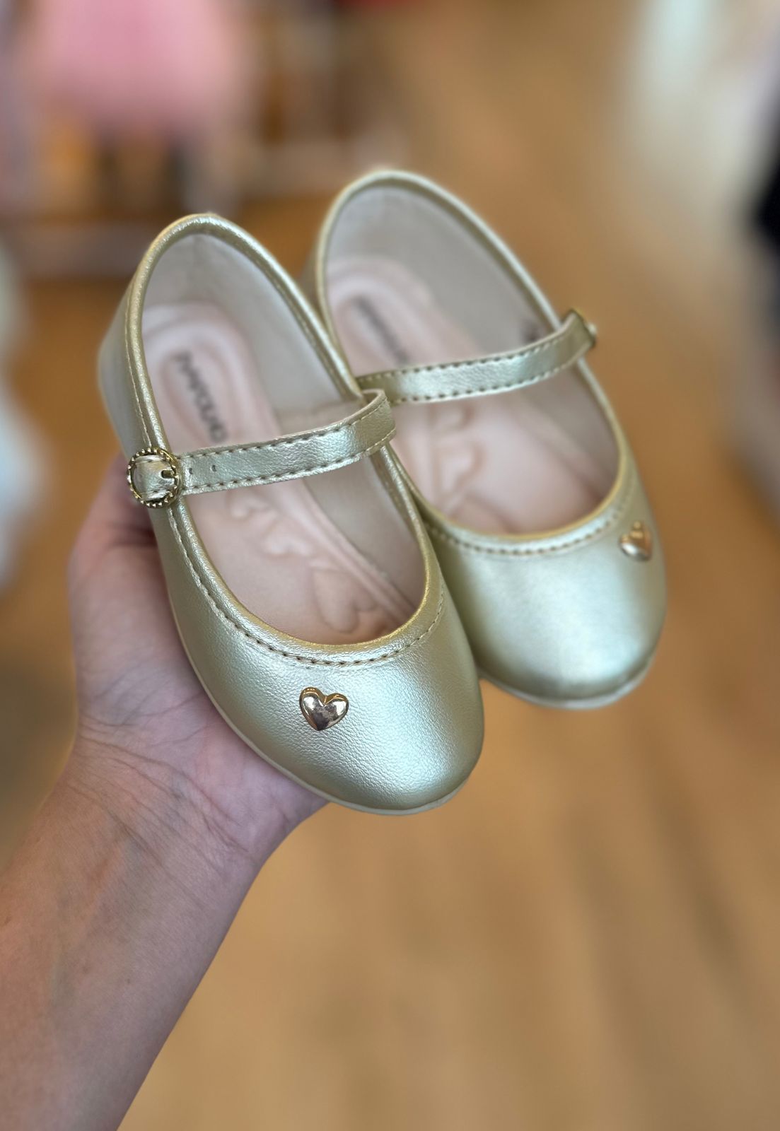 SAPATILHA DOURADA COM FECHO METÁLICO NA LATERAL E CORAÇÃO MENINA PIMPO ...